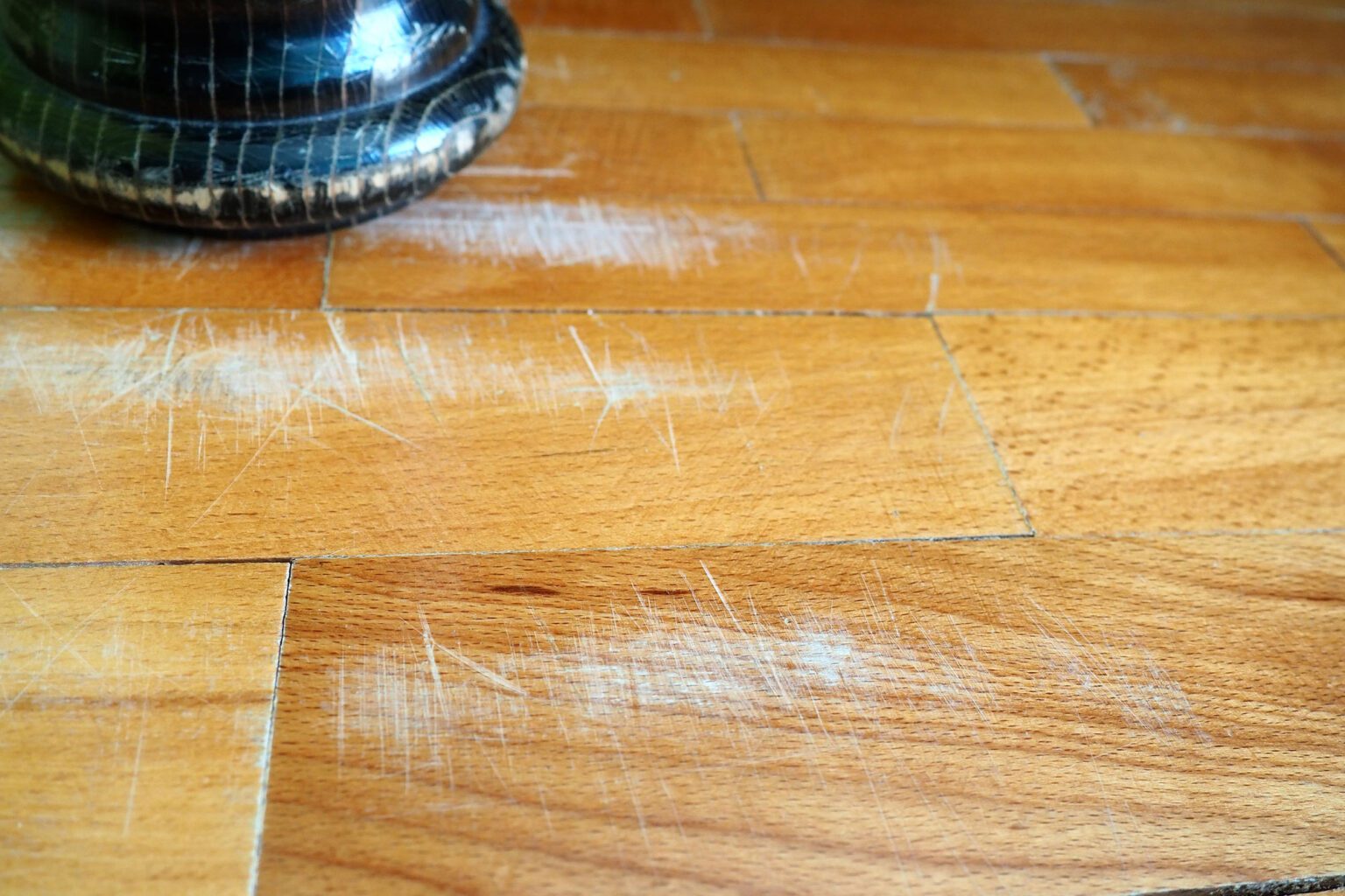 Parkett ausbessern: So beheben Sie Kratzer und Dellen » bauredakteur.de